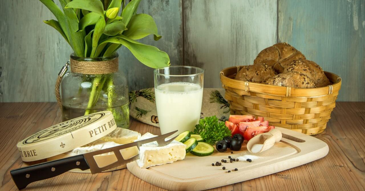 How to Use a Cheese Knife? - mykitchenhints.com