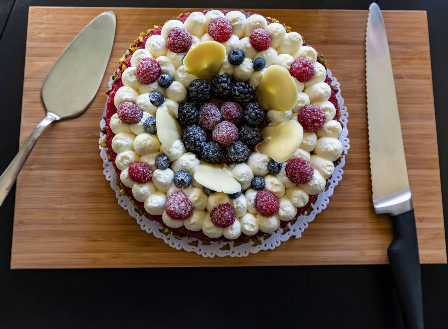 What is a Cake Knife Used for in Baking? - mykitchenhints.com