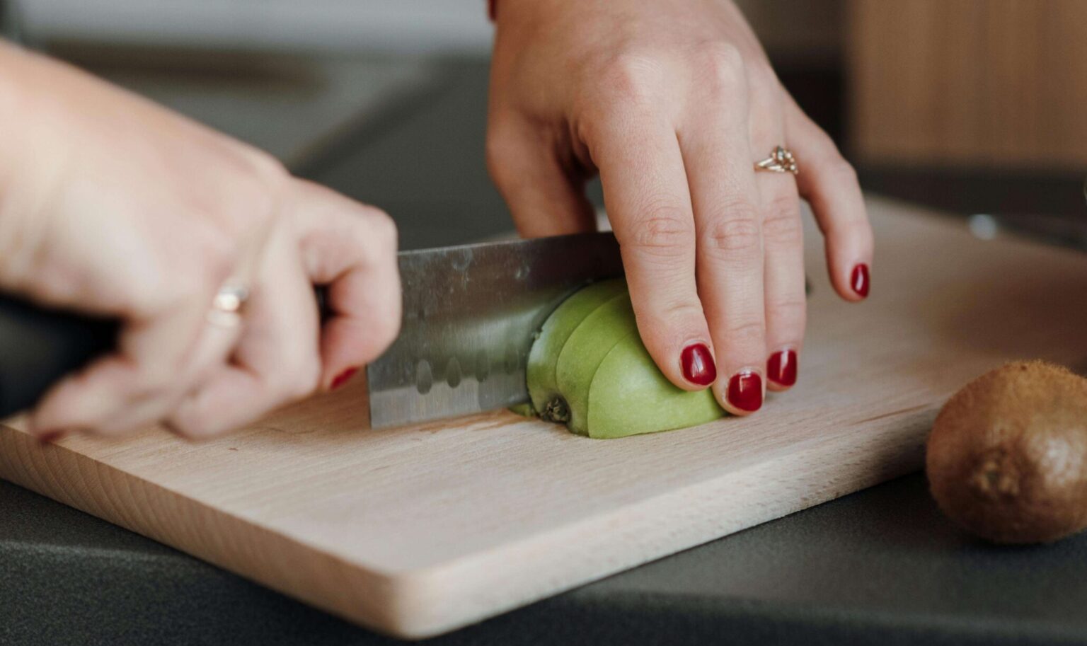 What are Proper Kitchen Knife Handling Techniques? - mykitchenhints.com